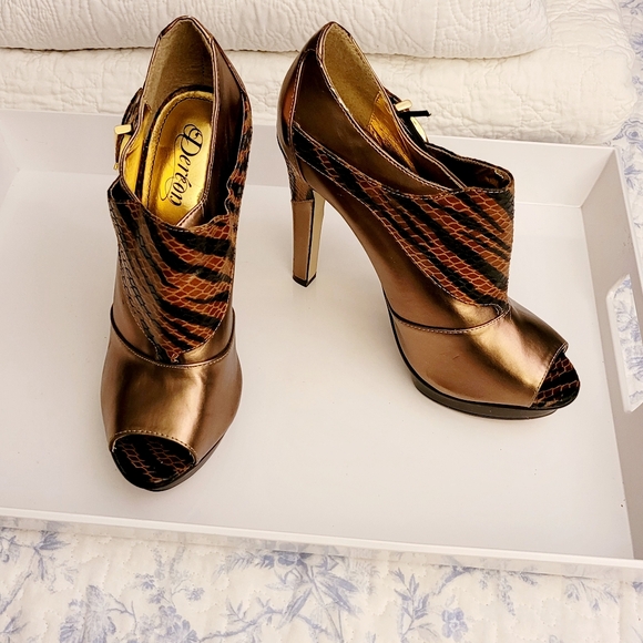 Dereon | Shoes | Dereon Platform Bootie Heels Beyonce Obsessed Bronze ...
